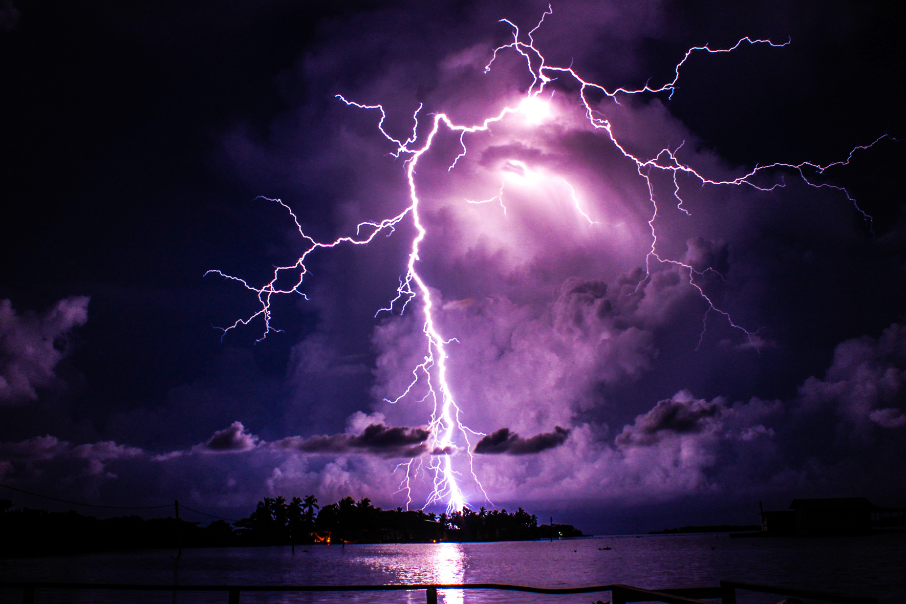 Geofizyka. Jak powstają największe wyładowania elektryczne? Piorun ...