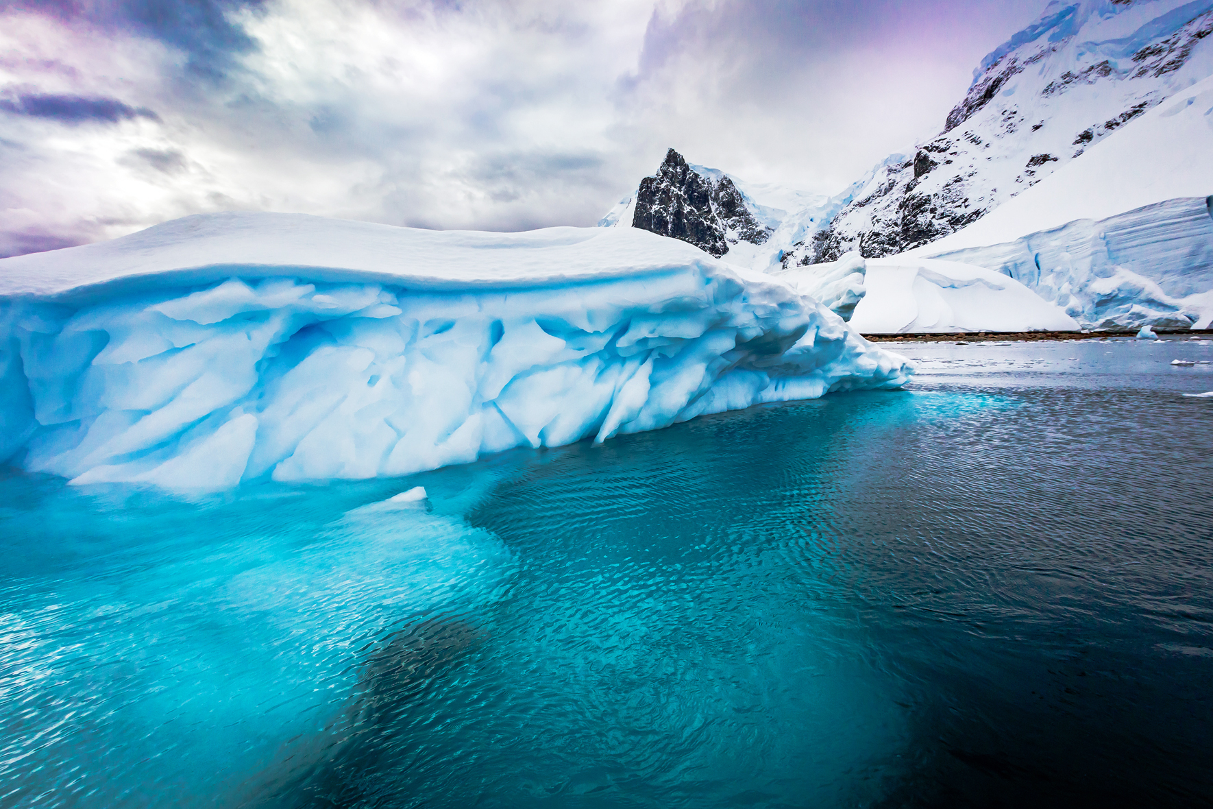 Antarktyda. Jeziora, strumienie i rzeki ukryte pod lodem. Naukowcy ...