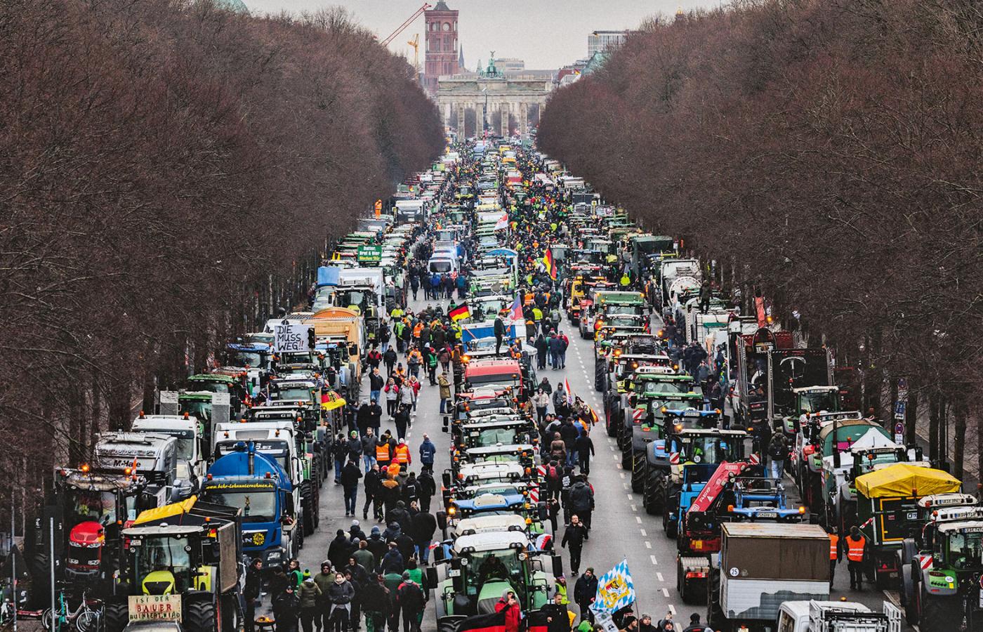 Tydzień na traktorach. Rolnicy w Berlinie protestują bardzo „po niemiecku”