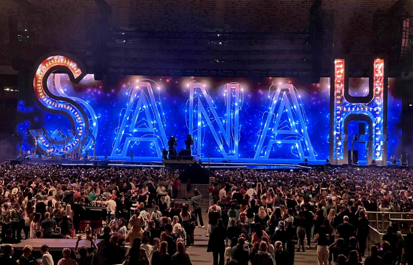Sanah znów zapełniła Stadion Narodowy. Byliśmy. Jak wypada na tle Taylor Swift?